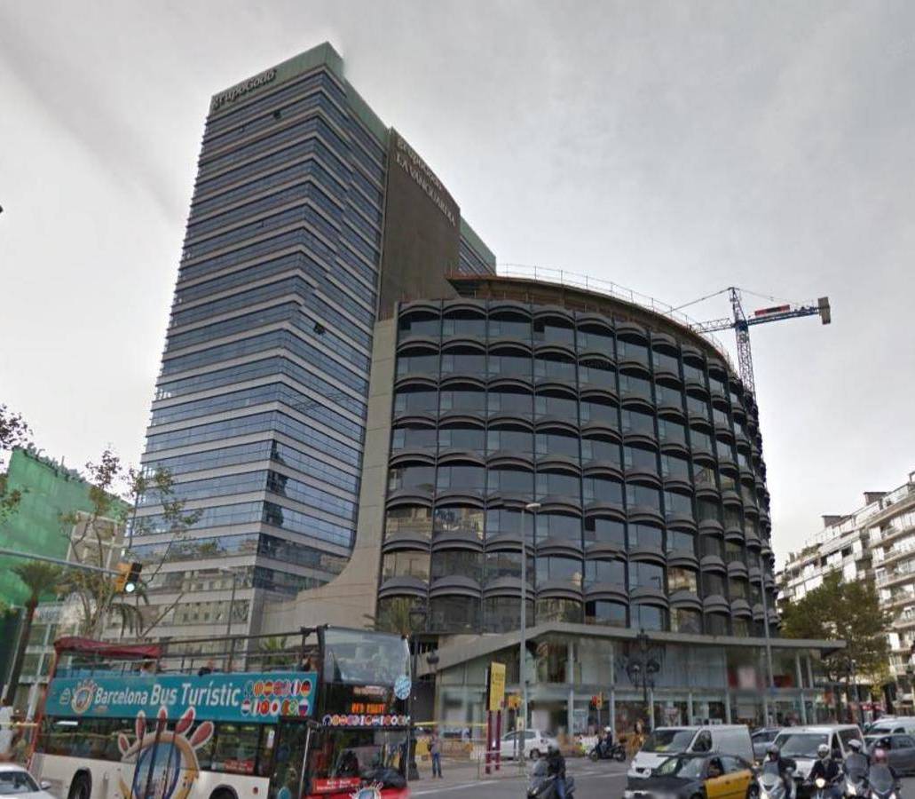 ¿Quién ha colgado una estelada en el edificio del grupo Godó? - El Triangle